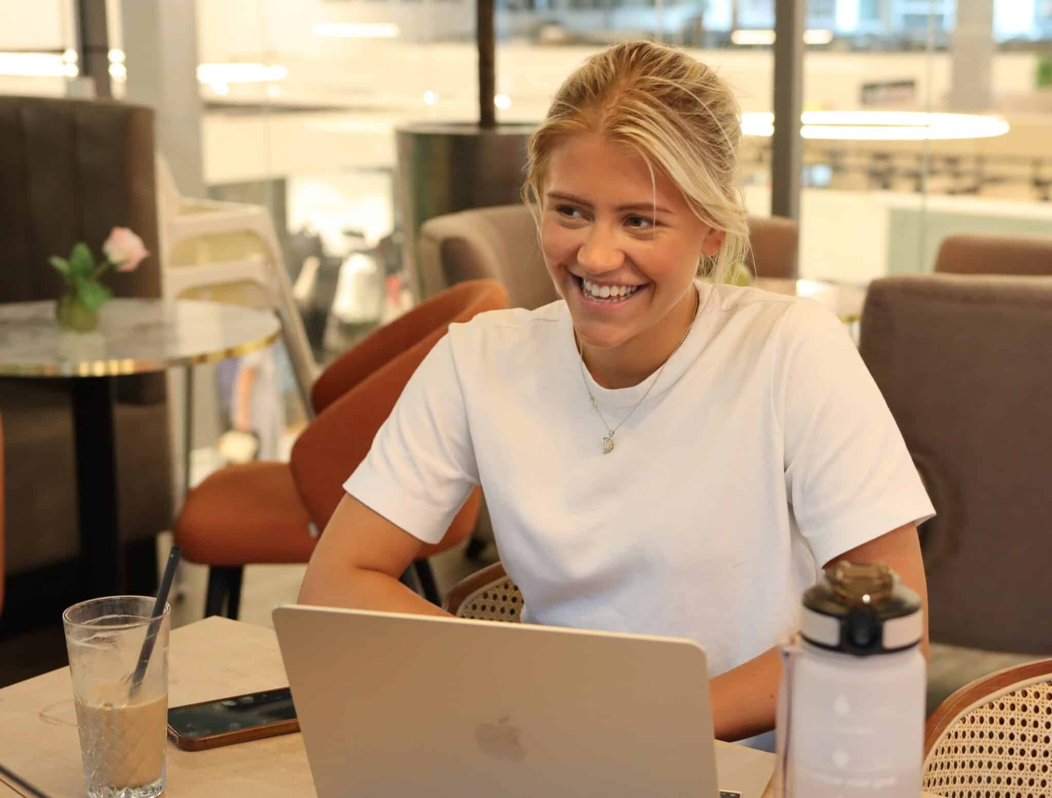 Vi hjelper deg med å lykkes i dine fag på VGS! - EnkelEksamen